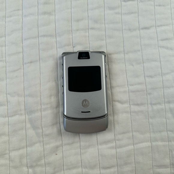 Motorola | Cell Phones & Accessories | Motorola Silver Razr | Poshmark